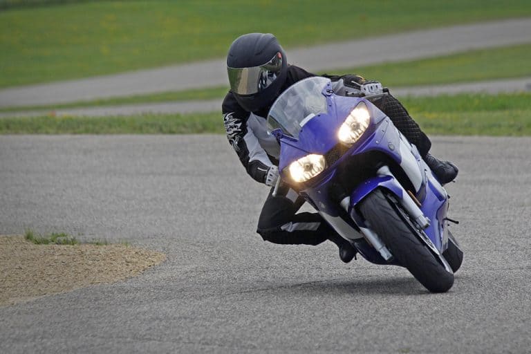 Yamaha R1 vs R6: Which one is right for you? - RunThaCity